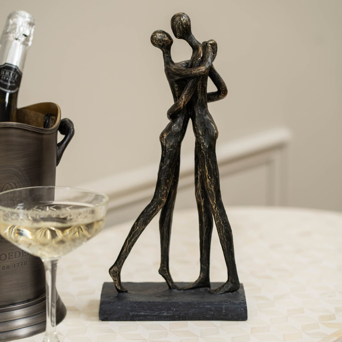 Lovers Embrace Sculpture – Decor Lighting